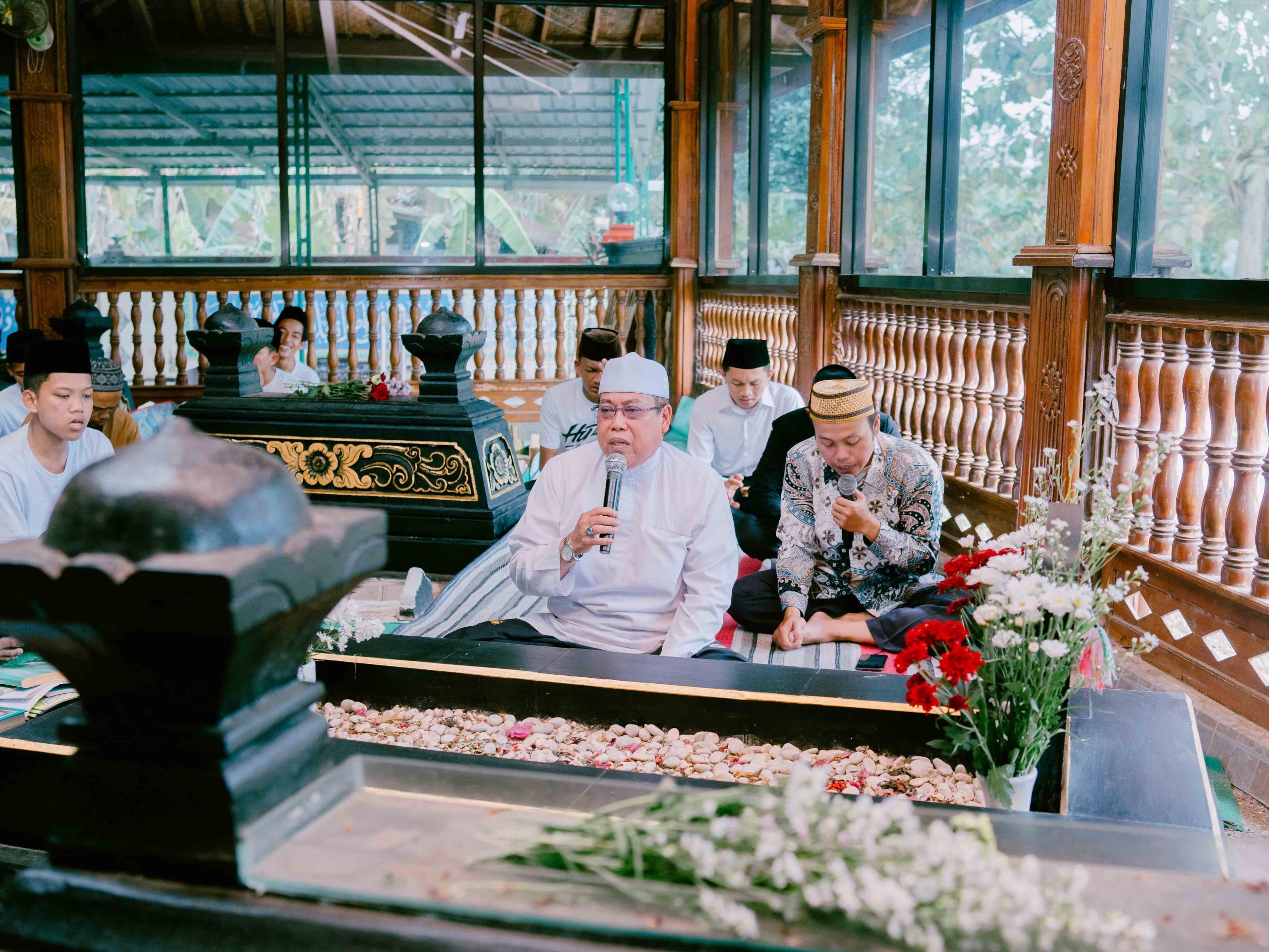 Kegiatan Spiritual dan Sosial: Ziarah Masyayikh dan Bakti Sosial PKKMB ...